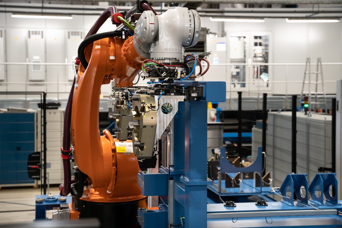 Turnkey system for a totally flexible and fully integrated machining ...