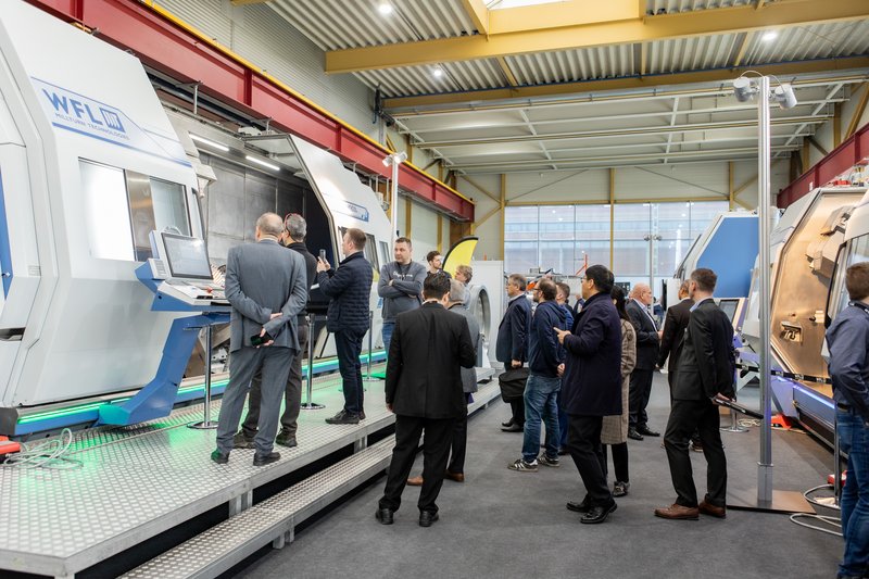 Technologiemeeting bei WFL: Fachbesucher aus der zerspanenden Industrie ...